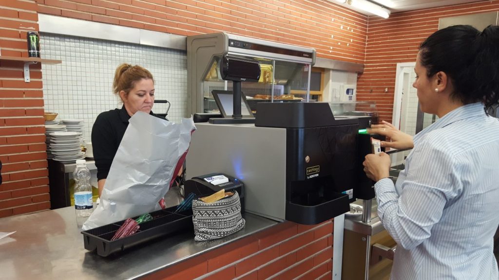 Cajones Cashlogy en la Cafeteria Agora de valencia