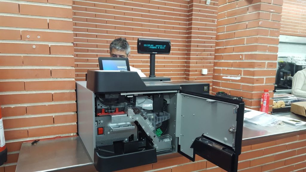 Cajones Cashlogy en la Cafeteria Agora de valencia